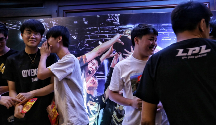 Uzi直播遭LOL代练狙击，网友：去LCK联盟打职业吧