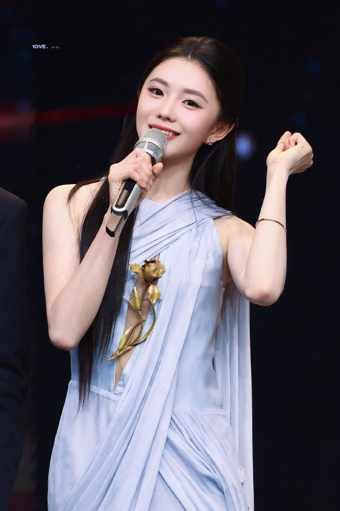 刘浩存出任深蓝L06品牌大使，诠释年轻就去绽放|刘浩存_新浪新闻