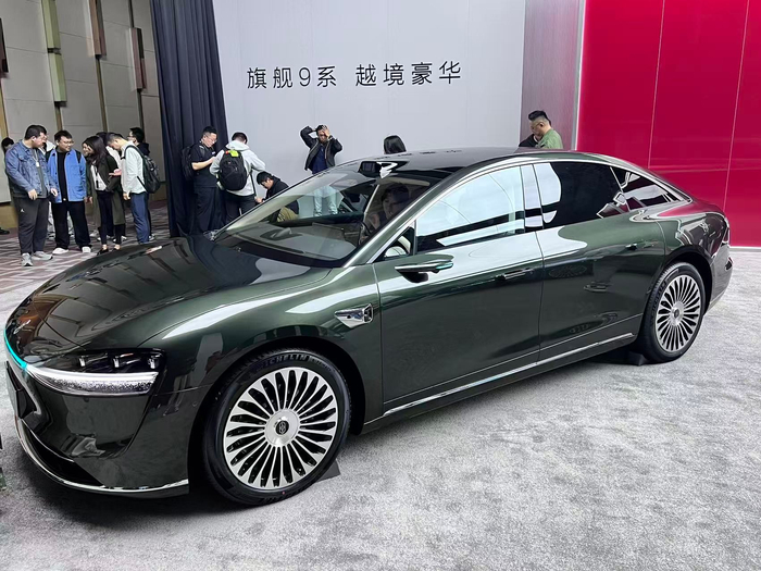 享界S9上市增程版30.98万起纯电版32.98万起