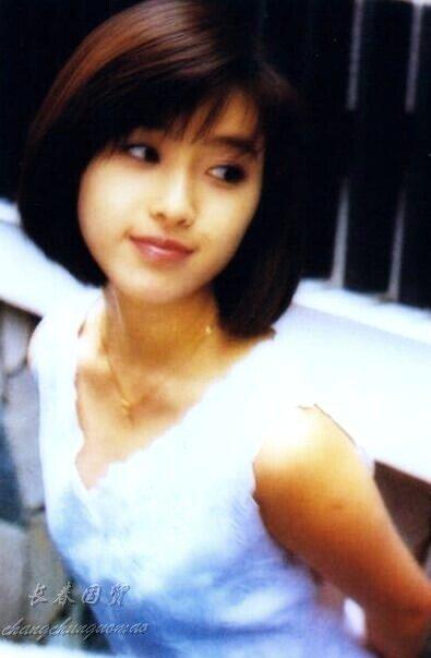 49岁日本女星酒井法子近照,沉寂多年后复出风韵犹存