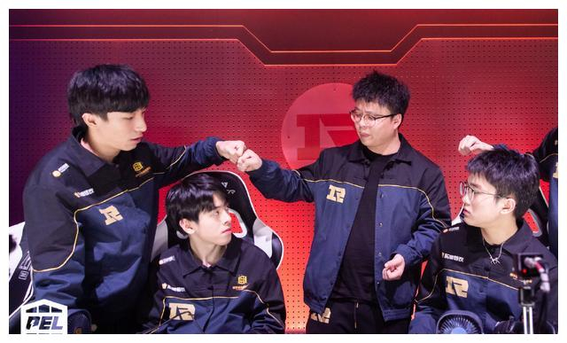 RNG一夜登顶总决赛榜首！神操作秀懵4AM，网友：冠军稳了