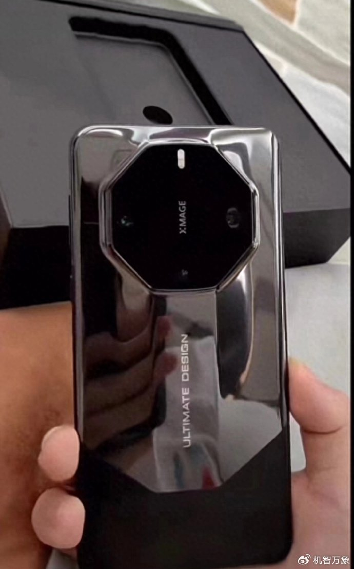 “Ultimate Design”+八边后摄模块 疑似华为Mate 60RS真机曝光|华为|模块|八边形_新浪新闻