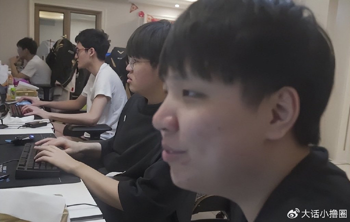 德杯小组赛B组：姿态携手AJ对战RNG，节目效果最足的一场比赛？