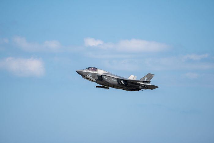 美国海军陆战队F-35B闪电II飞机日本岩国海军陆战队航空站起飞