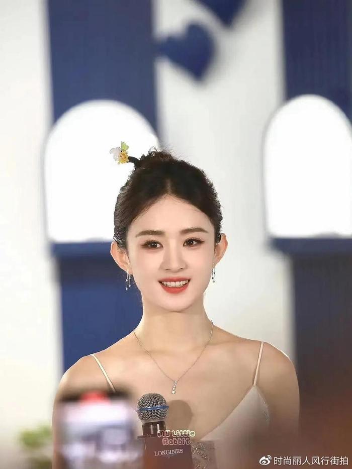 赵丽颖高调出席活动展现顶流人气！穿吊带裙生图封神，女人味好浓赵丽颖吊带裙封神新浪新闻