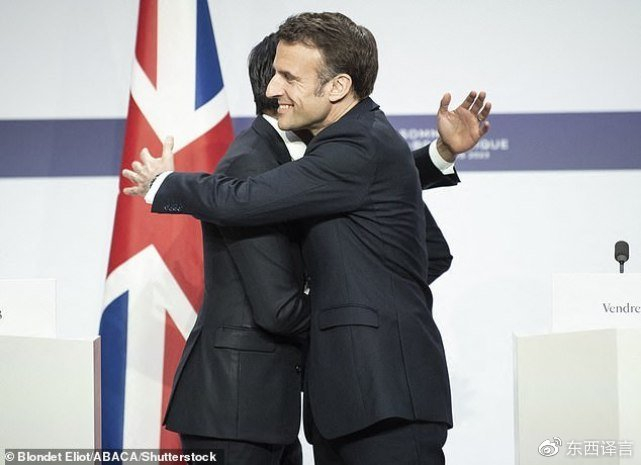 马克龙和苏纳克撑伞漫步，身高差明显，肢体语言不断大展兄弟情|马克龙|身高|苏纳克|肢体|里希_新浪新闻