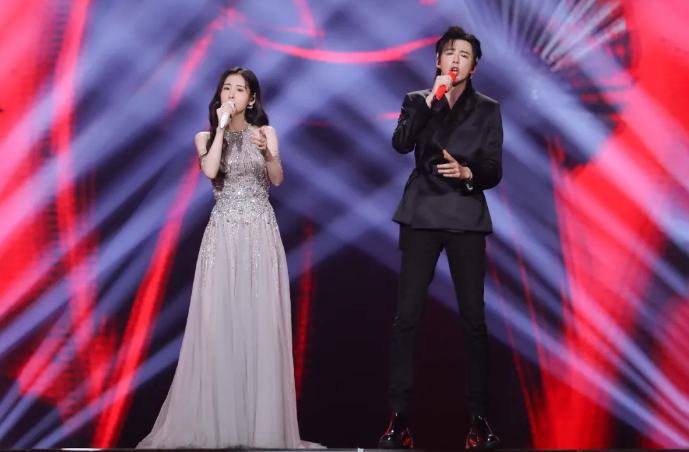 张碧晨合唱翻车，THE9破音！芒果618晚会全靠景甜张彬彬壁咚救？