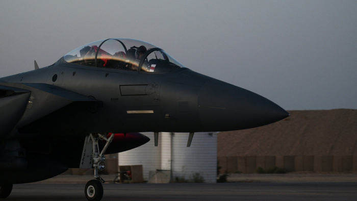 第494远征战斗机中队的F-15E攻击鹰在抵达美国中央司令部责任区