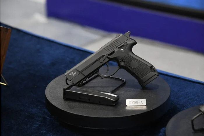 港警换枪原本要5-10年，近期大量换装手枪，其实就是加速去殖民化|左轮手枪|韦森|手枪_新浪新闻