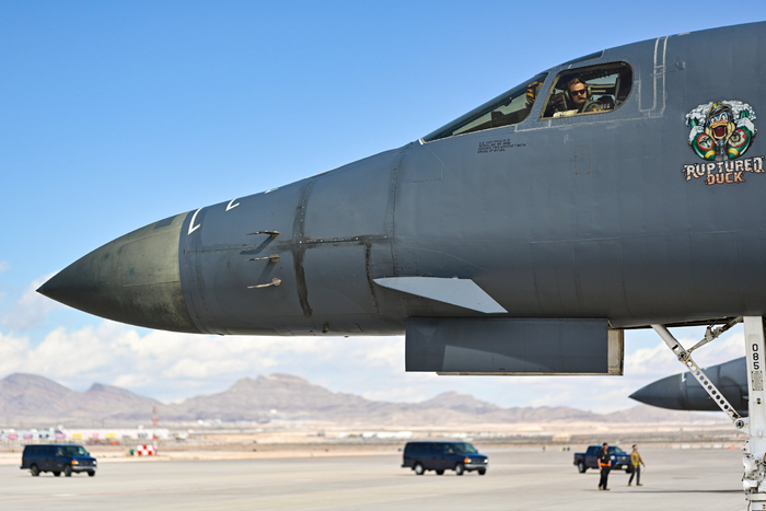 第37轰炸机中队的B-1B枪骑兵在红旗23-2大型部队演习中降落