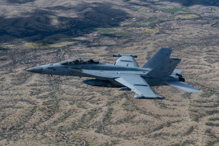 一架EA-18G咆哮者飞越亚利桑那州南部