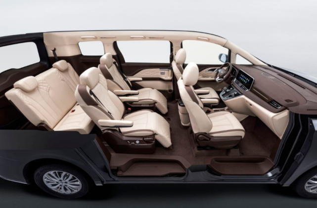 奔腾全新MPV内饰曝光：轴距超传祺M8，二排通风按摩配齐！