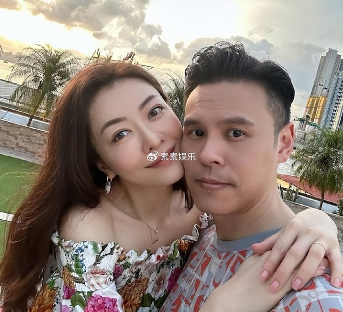 43岁熊黛林又变漂亮了，和富豪老公露面很亲民，脸部精致高雅大方|熊黛林|郭可颂|富豪_新浪新闻