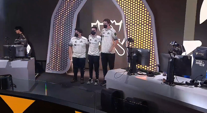 S12开打，Mad拿下开门红，无AD对阵双枪组合，解说直呼会整活