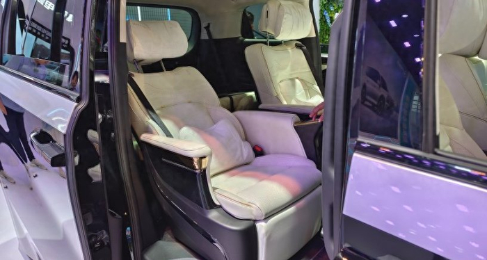 喝92号粗粮 2.0T油电混动配电磁悬架 成都车展实拍传祺E9