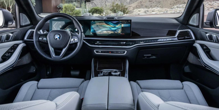 新款宝马X5发布，换装发光格栅、内饰双联屏，国内版也快了