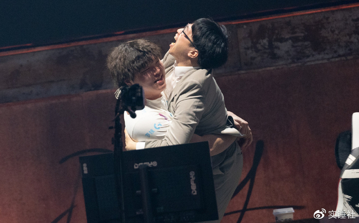 十年前诺言实现了！Tabe血虐T1晒S3皇族惨败SKT旧照