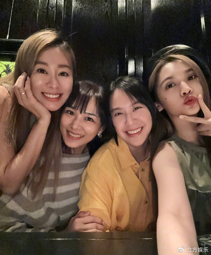 杨丞琳晒4inlove重聚合照 姐妹四人灿笑比耶感情好