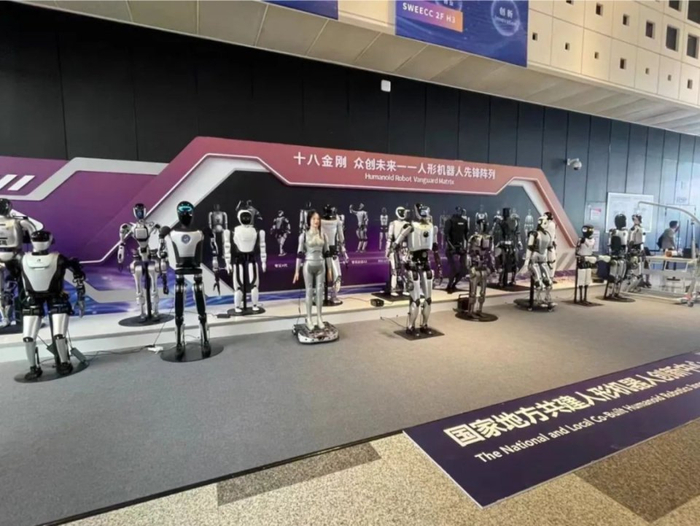 走进2024 WAIC：国产人形机器人霸占上海滩|机器人|特斯拉|场景_新浪新闻