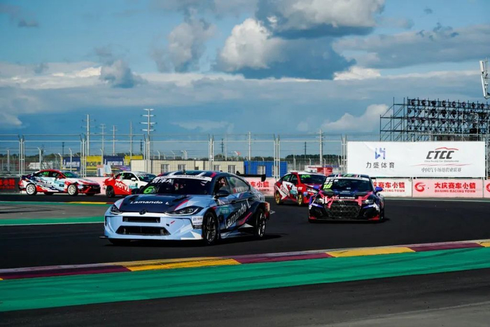 明星车手加盟,冠军荣耀再续!上汽大众333车队横扫运动杯S组年度颁奖台|高华阳|李治廷|CTCC_新浪新闻