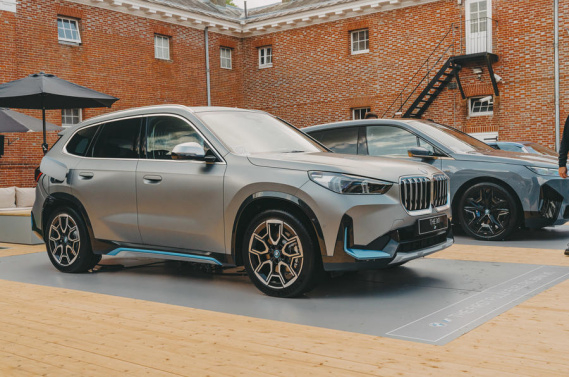 全新宝马X1海外到店，1.5T三缸25万起售，GLB和Q3机会来了？