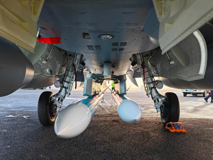 歼-10C开启野兽模式，亮出最强火力！几国空军司令，久久不愿离去|巴基斯坦|委内瑞拉|空军_新浪新闻