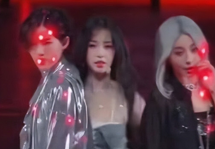 THE9演唱会闹大笑话，虞书欣被舞台灯光照脸，粉丝硬说成是激光笔