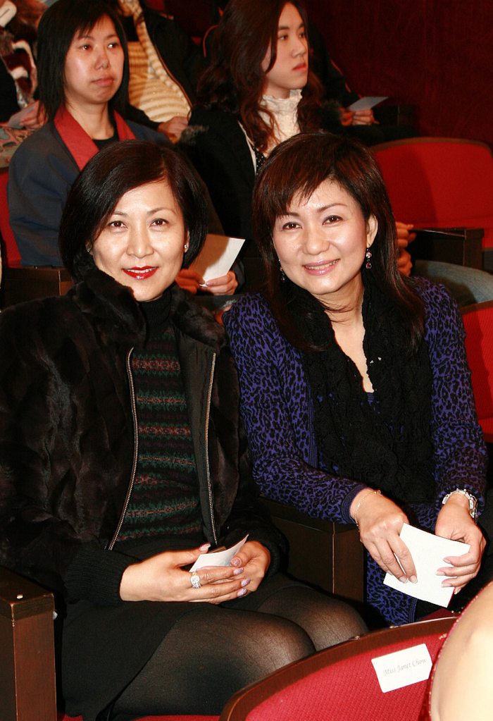 70岁TVB高层夺演艺大奖，屹立TVB达49年，曾一人独大掌控艺人命脉