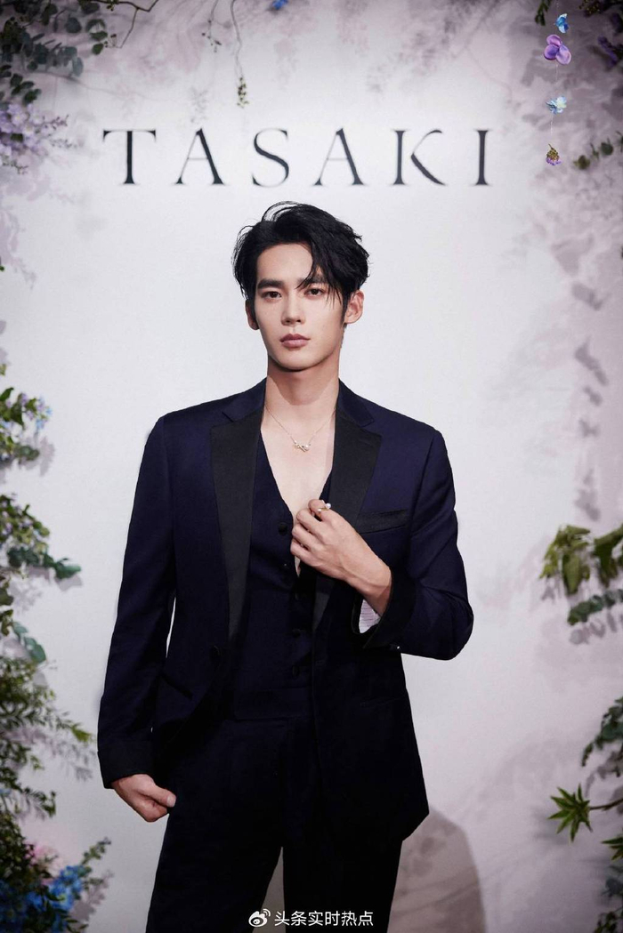 于适出席TASAKI品牌，all black西装帅气有型荷尔蒙拉满|封神|于适|有型_新浪新闻