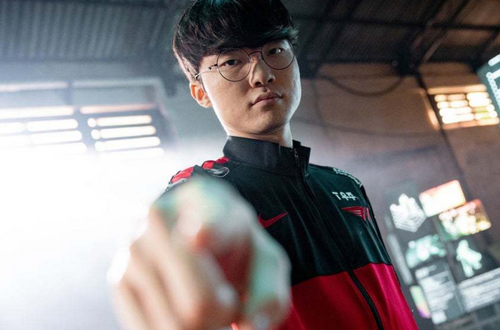 T1晋级总决赛，现场观众拍摄Faker第一视角，切屏太离谱了