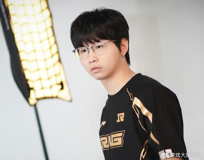 LWX首发位置打没了，RNG集训不带他，独自rank很心酸|集训|训练赛|春季赛_新浪新闻