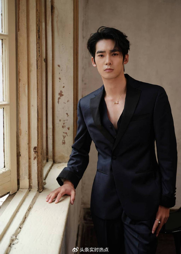 于适出席TASAKI品牌，all black西装帅气有型荷尔蒙拉满|封神|于适|有型_新浪新闻