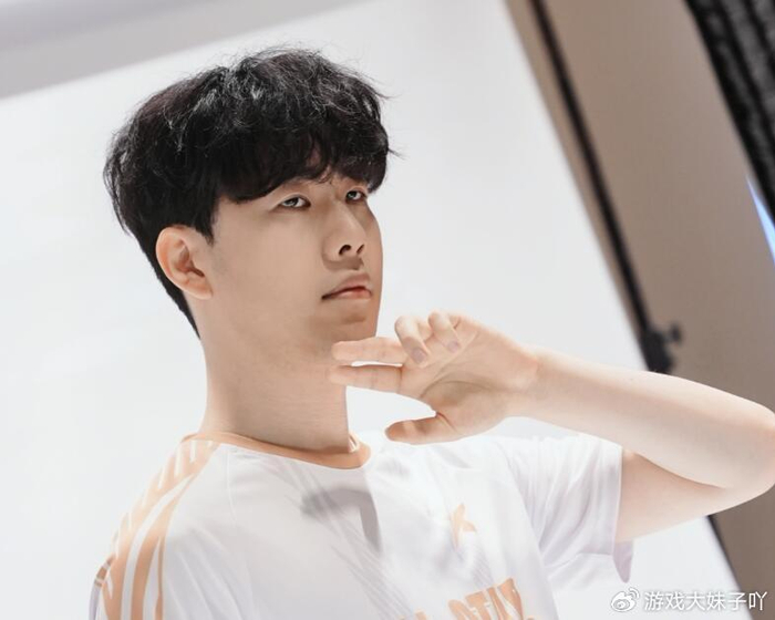 全明星暖心一幕，theshy主动伸手，和宁王握手再现S9场景|全明星|全明星赛|两人_新浪新闻