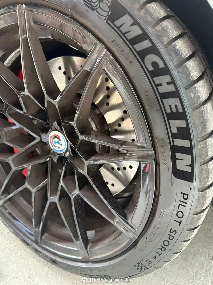 宝马M3车主横评星标米其林PS4S和倍耐力P0，哪款才是他的菜？