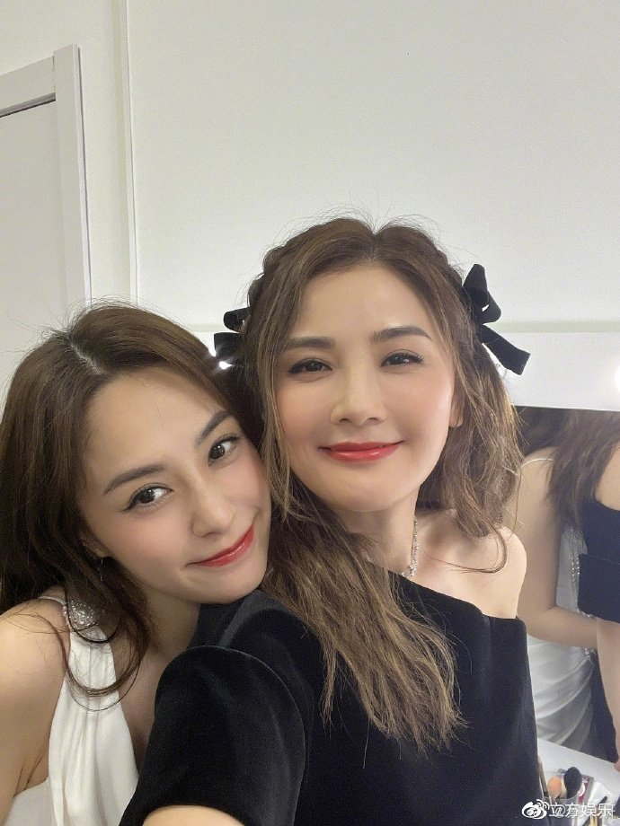 钟欣潼蔡卓妍晒合照庆祝出道22周年 贴脸甜笑感情超好