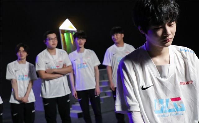 BLG落败3队员擦眼泪？lqs的表情却让观众鼻酸：拔剑四顾心茫然