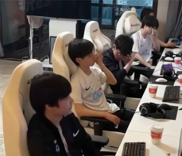 BLG落败3队员擦眼泪？lqs的表情却让观众鼻酸：拔剑四顾心茫然