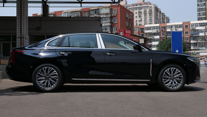 2.0T动力优秀 HEV加速快还省油 全新红旗H5您该这么选