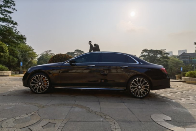 花3万元改装奔驰E300L，变身E63AMG，花瓣轮毂最帅气