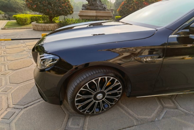 花3万元改装奔驰E300L，变身E63AMG，花瓣轮毂最帅气