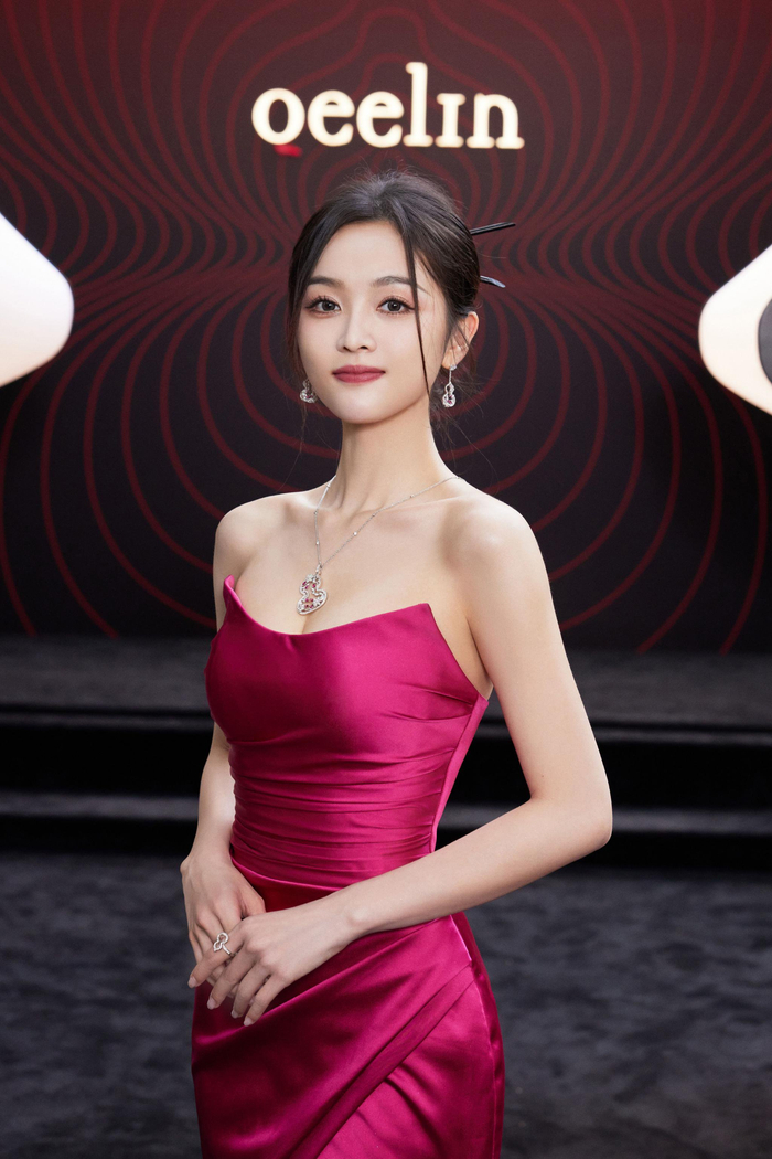 吴宣仪出席Qeelin晚宴的造型～ 身穿WONA……