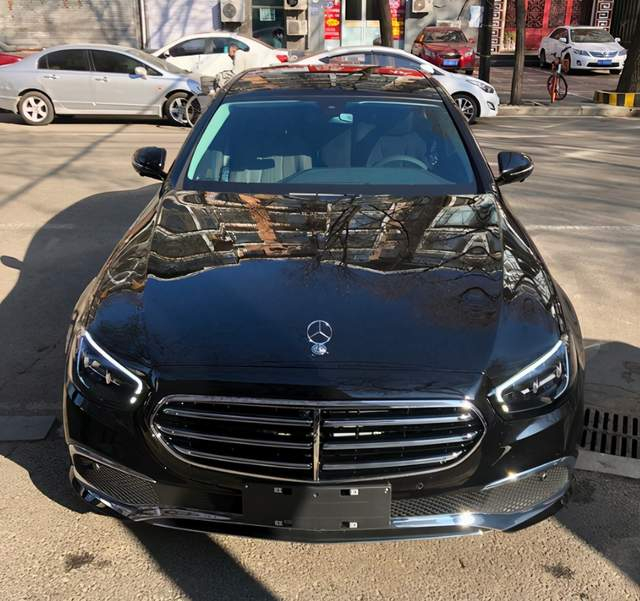 53万买新奔驰E300L，吃饭时遇见上款E级，车主却一声不吭