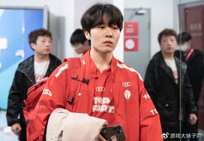 Rookie直言JKL是队霸，自己离开基地，回来发现东西被他拿光了