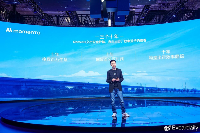 Momenta将推 R6飞轮大模型，下半年推出行业首个前装量产Robotaxi方案|飞轮|自动驾驶|模型_新浪新闻