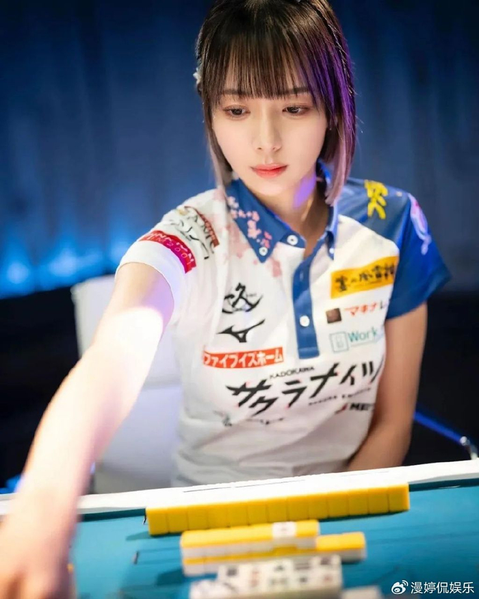 职业麻将女神冈田纱佳：身高170cm的模特选手是如何征服麻将桌的？|麻将|冈田|麻将桌_新浪新闻