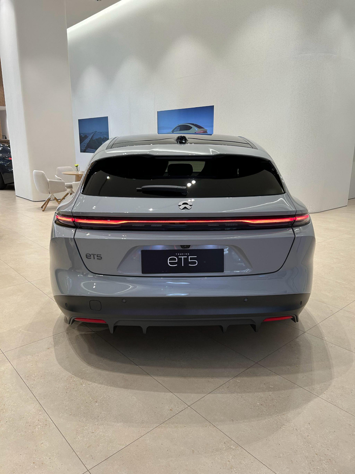 来看了一下蔚来 ET5 旅行版，除了车尾一打眼的区别……