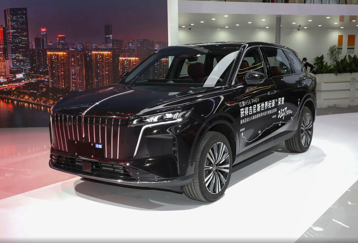 顶配带四驱！红旗HS6插混版广州亮相，4.8秒破百，预售17.88万起