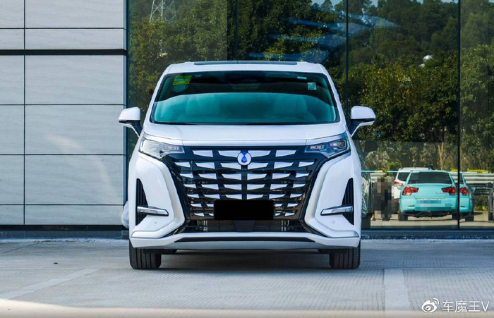 单月销量升至10526台，腾势D9黑马来袭，别克GL8“王位不保”？