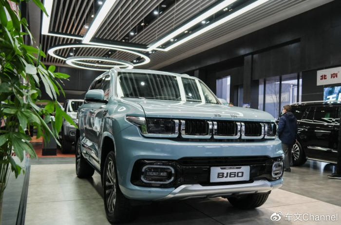 BJ60探店实拍，外形和BJ40风格迥异，比坦克500便宜10万