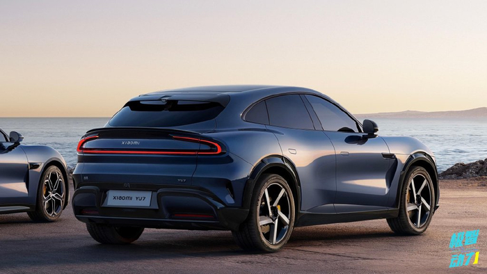 小米YU7内饰曝光！环视投影屏+PHUD，黑科技也太多了